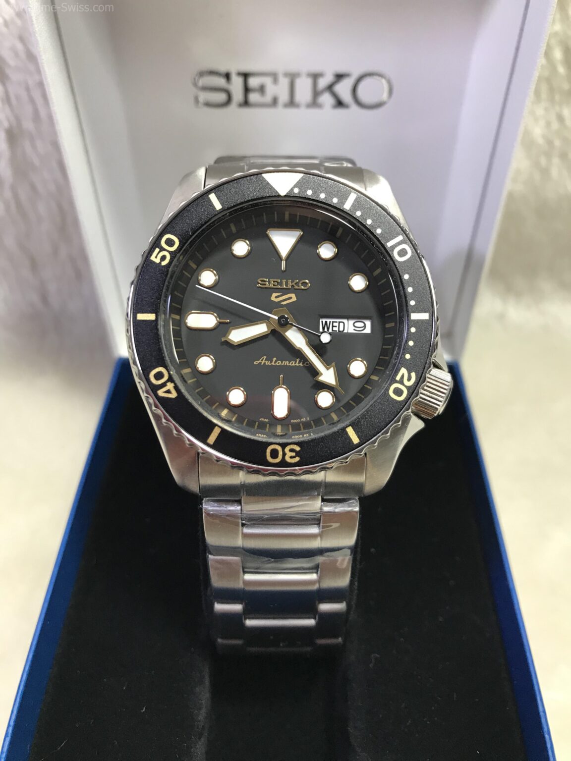 Seiko 4R36A Black Gold Dial | https://time-swiss.com